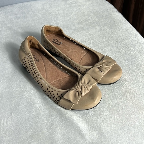 Clarks | Shoes | Clarks Collection Tan Beige Perforated Bow Toe Flats 7 ...